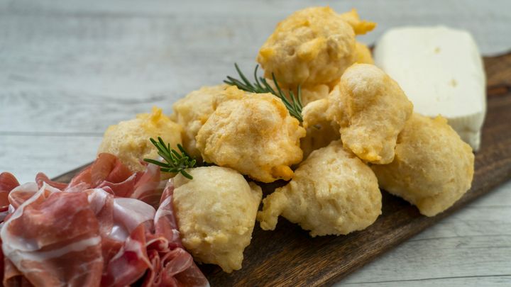 Coccoli fiorentini con prosciutto e stracchino | Ricetta Chef in Camicia