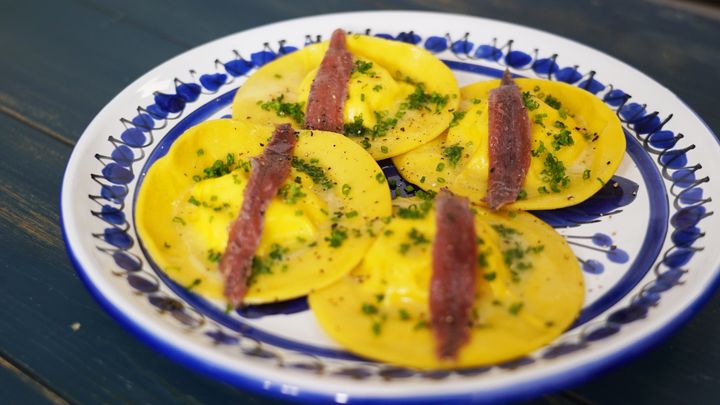 Raviolone ripieno di ricotta e limone al burro e alici del cantabrico ...